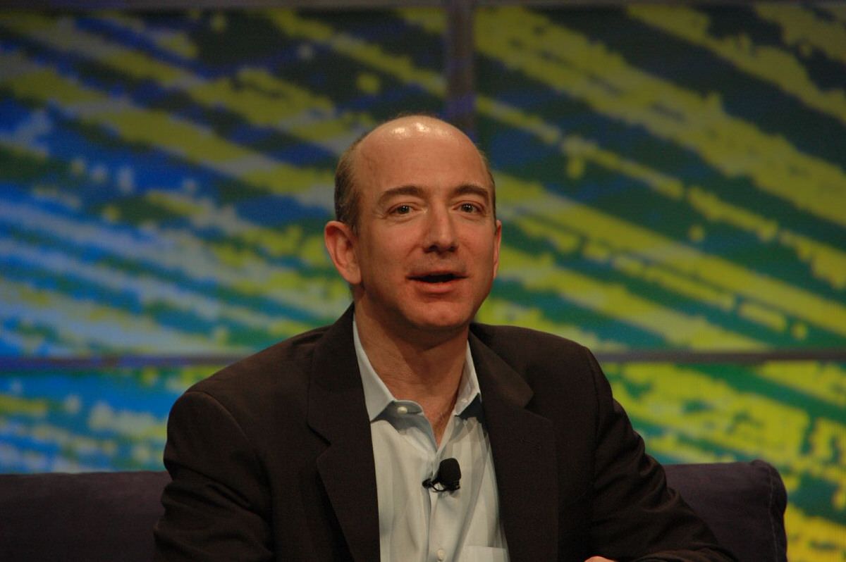 亚马逊创始人杰夫·贝佐斯（Jeff Bezos）已从首席执行官退休，并成为董事会主席。他的继任者是安迪·杰西 - Eeshanaviation.com