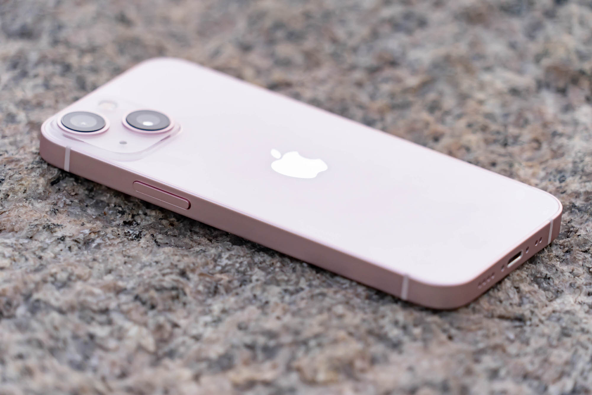 iPhone 13 mini 评测 |一款舒适握在手掌中的新型迷你模型，它的优点和缺点 - Eeshanaviation.com
