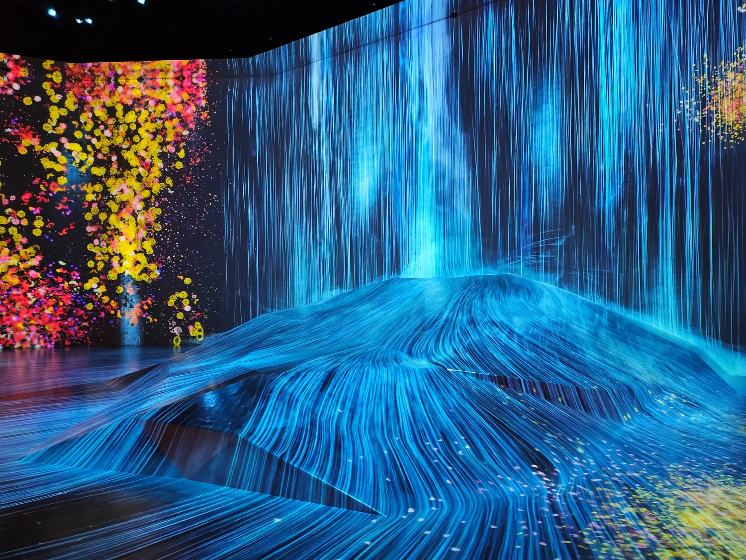 关于阿扎布达山（Azabudai Hills）“ TeamLab无边界”的预览预览的报告。包括新作品在内的展览得到了极大的改进，并于2月9日 ...