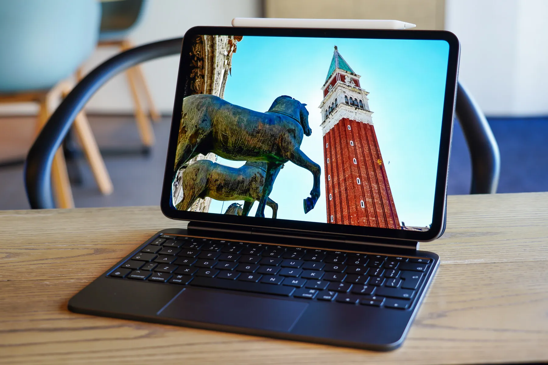 iPad Pro 评测 |采用 M4 芯片、具有新一代性能的全新专业型号。与新的妙控键盘结合使用时，类似于 PC 的二合一使用方式非常有吸引力 ...
