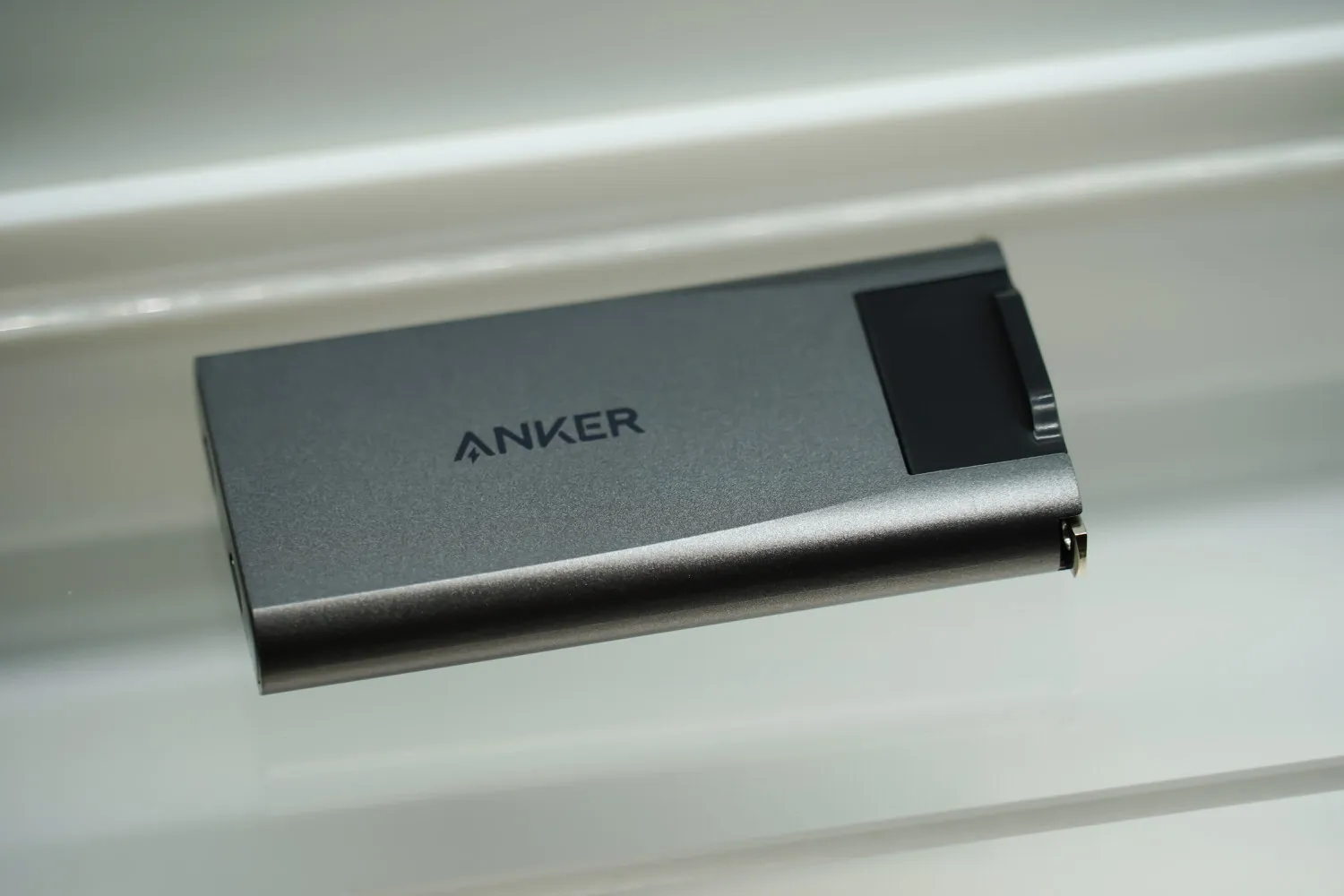 Anker Prime Charger（65W，Slim，Gan）”将于今年冬天出售。充电器非常薄，可以插入电源多台的缝隙中，其秘密是其插头 ...