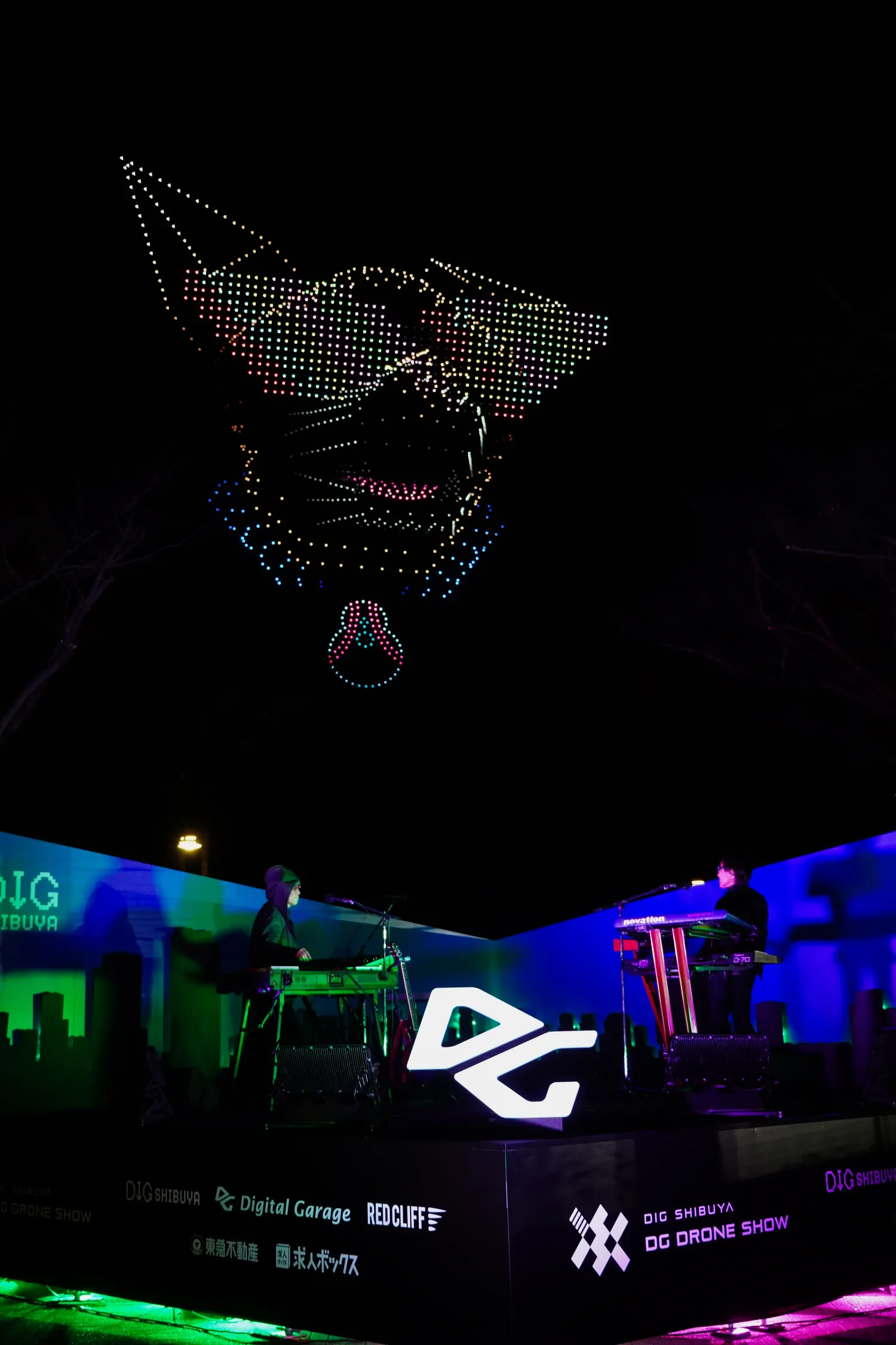 “DIG SHIBUYA DG DRONE SHOW”2,200 架无人机在小室哲也和日向大辅的现场音乐的陪伴下在涩谷夜空创作艺术 ...